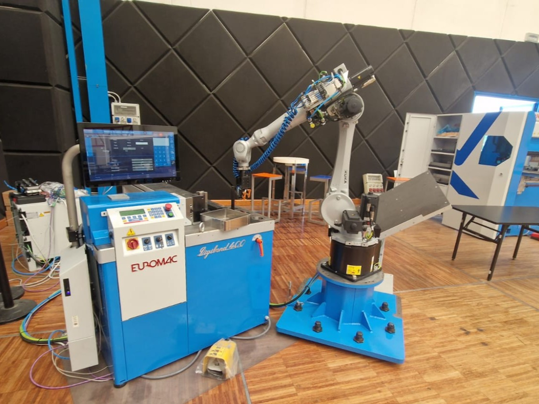 Euromac Digibend 400 CNC + Robot = flawless busbar bending